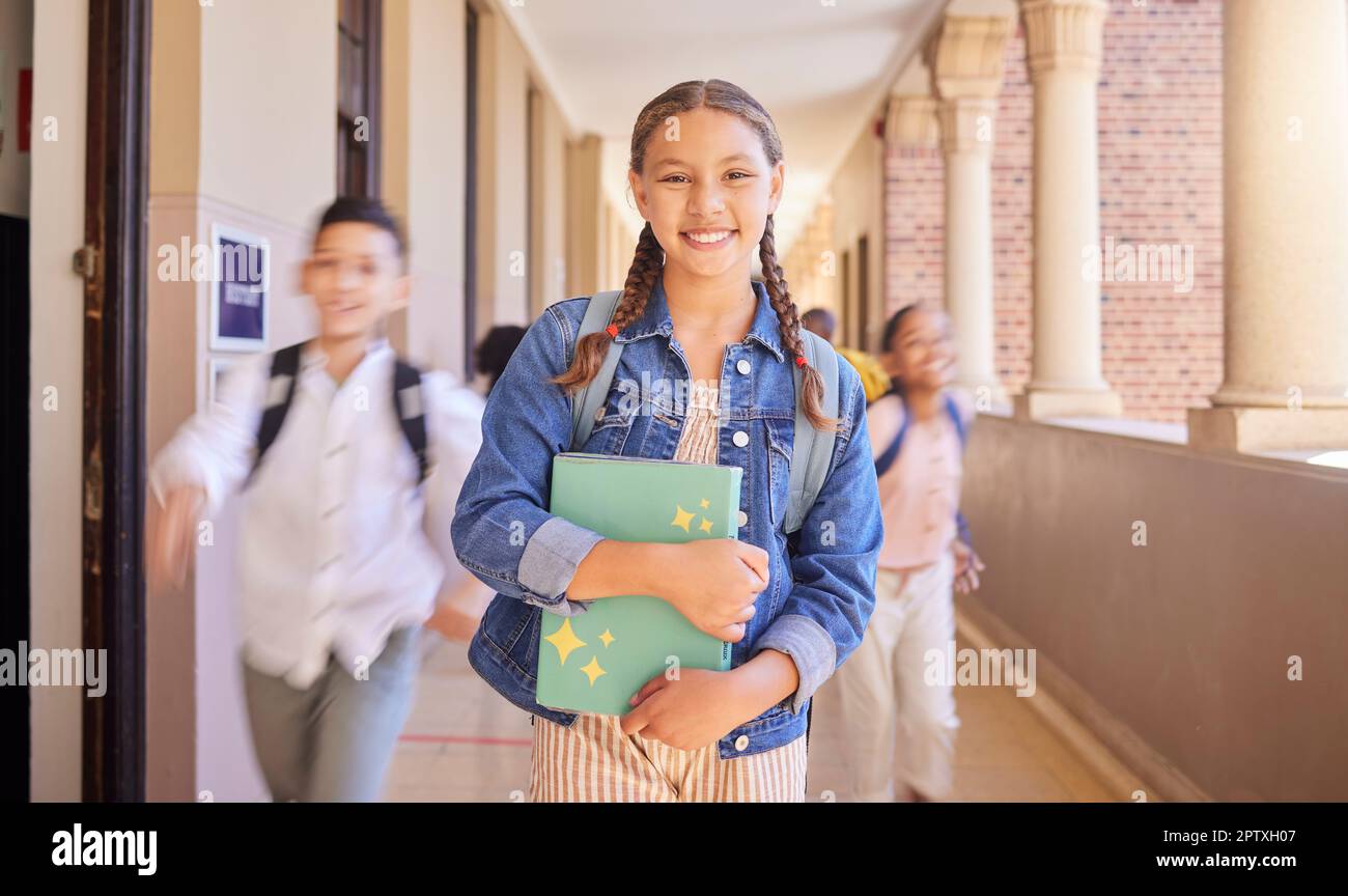 Schule, Flur und Porträt eines Mädchens mit Lächeln, Büchern und ...