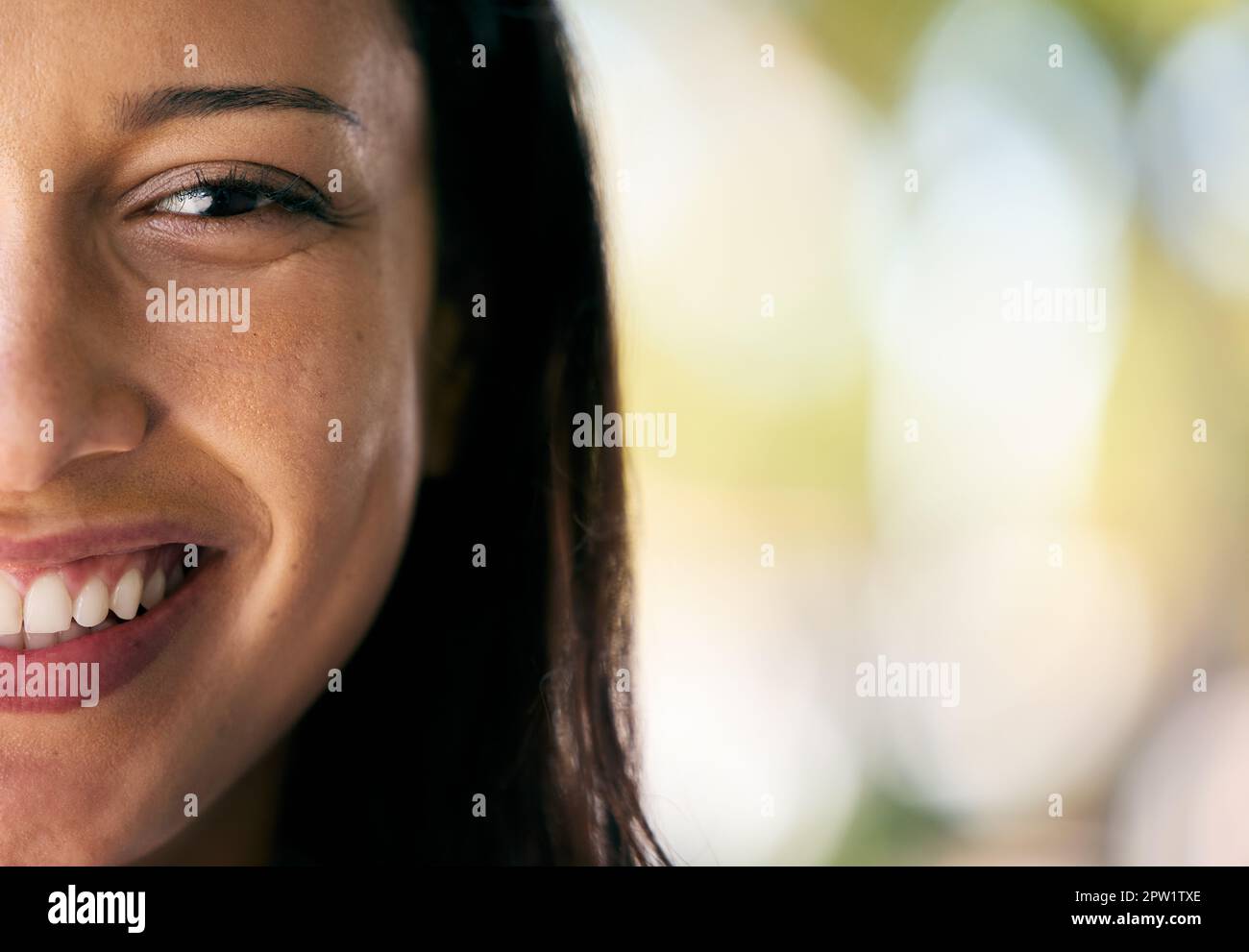 Halb, Gesicht und Schönheit einer Frau auf einem verschwommenen ...