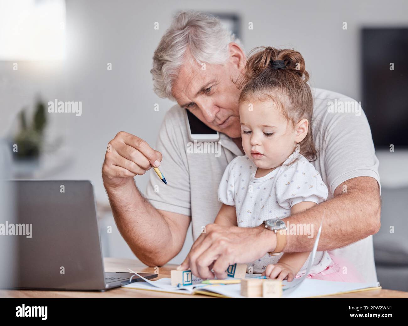 Fernsteuerung, Telefongespräch und Großvater, der Geschäfte mit einem Kind macht, das Spielzeug ...
