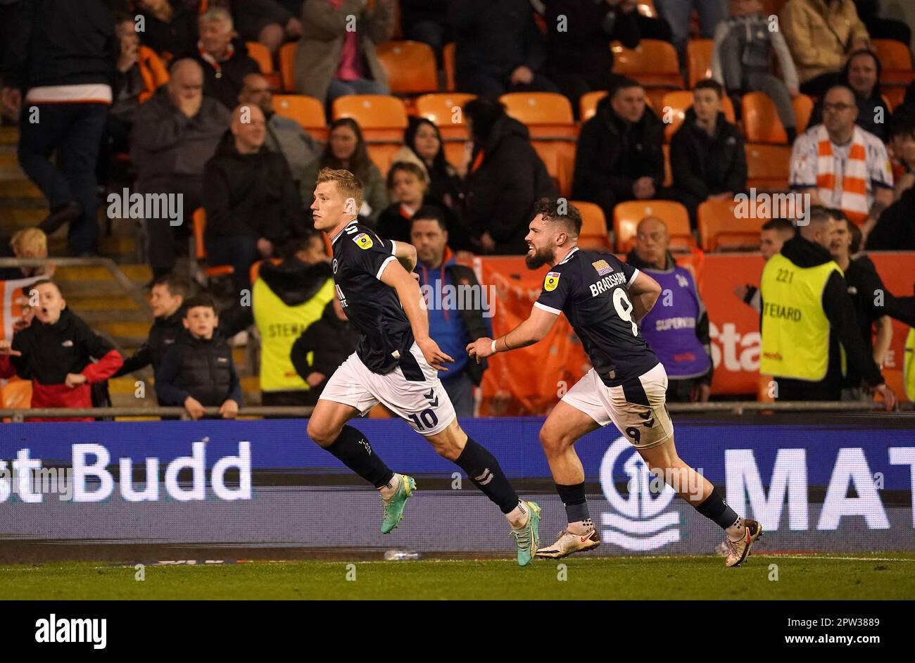 Zian Flemming von Millwall feiert das dritte Tor seiner Seite des ...