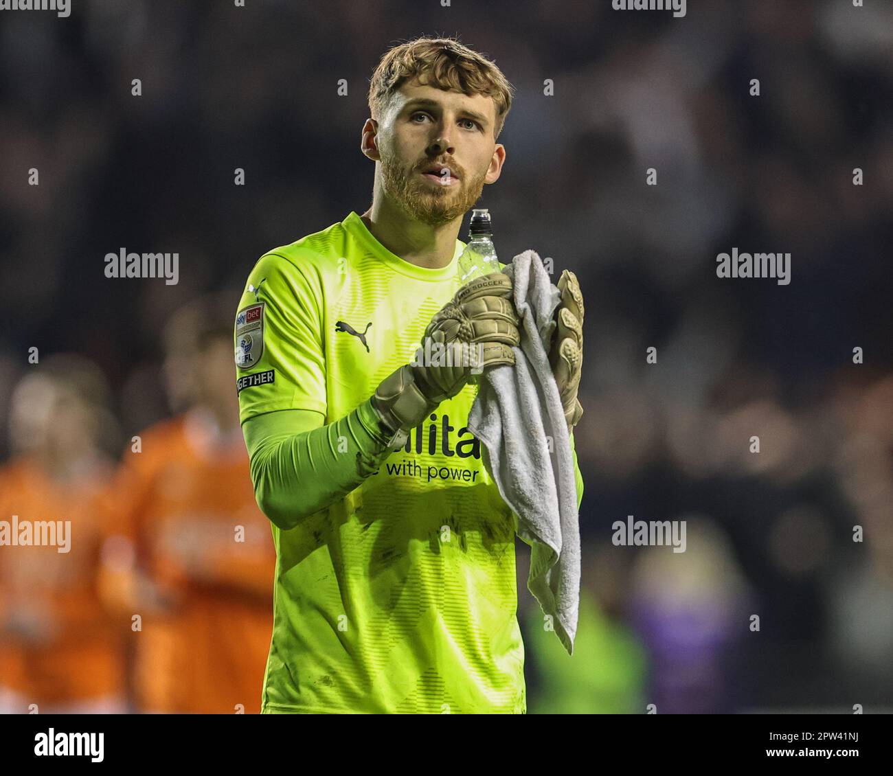 Daniel Grimshaw #32 von Blackpool applaudiert den Fans beim Sky Bet Championship-Spiel Blackpool ...