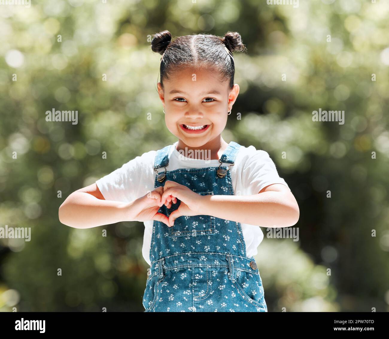 Liebe ist das, was die Welt zum Umdrehen bringt. Ein kleines Mädchen ...