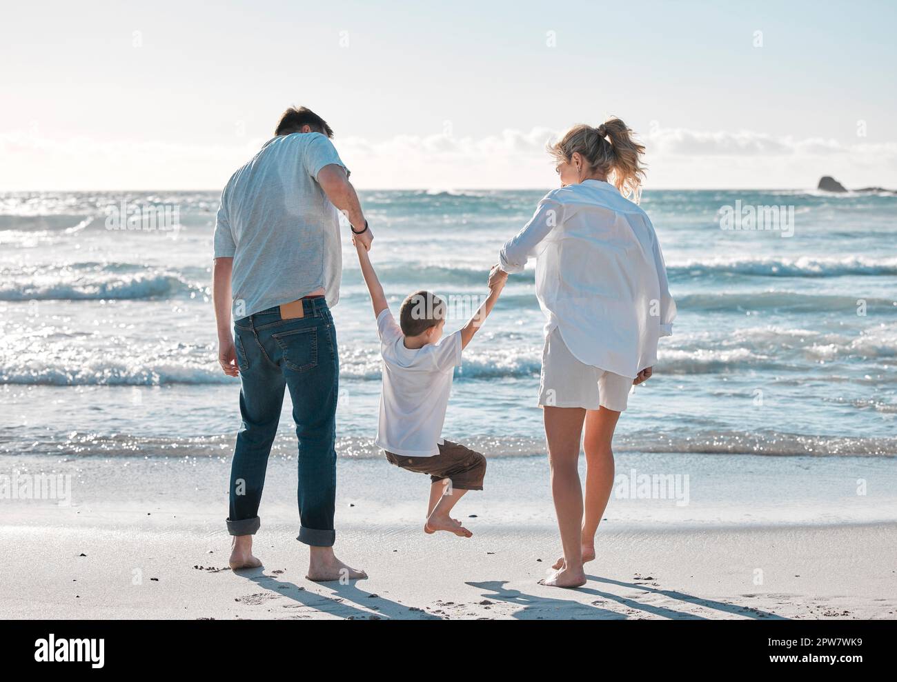 Kaukasische Familie von hinten, die sich die Zeit teilen und einen lustigen Sommerurlaub am ...
