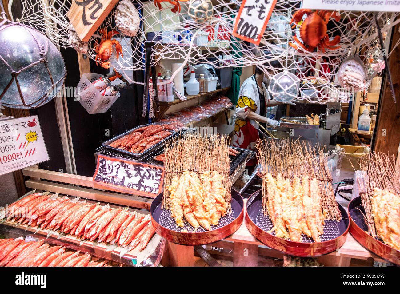 Kyoto Japan, Street Food Stand in Nishiki Indoor Market, Spieße und ...