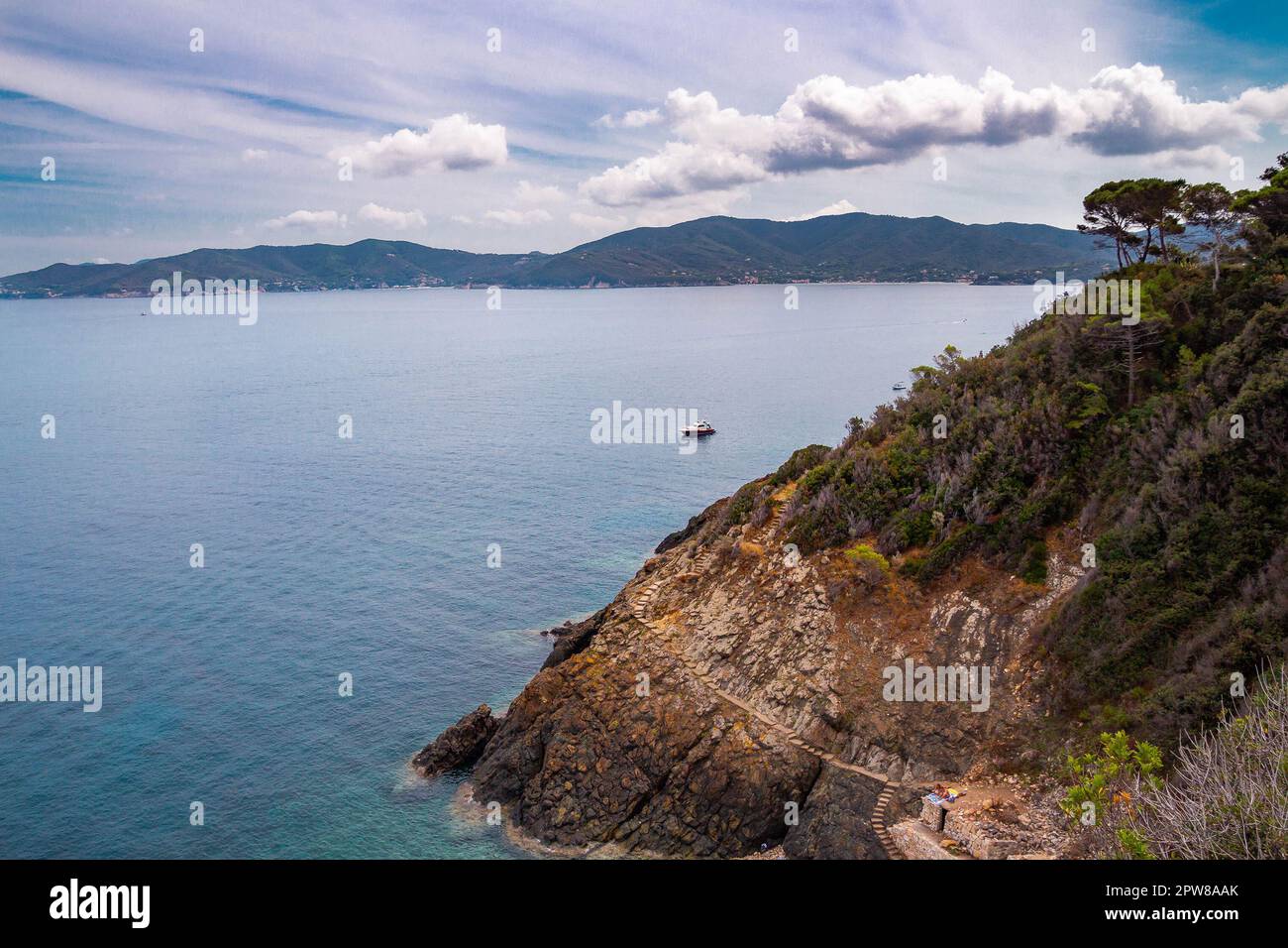 Pfad mit kleinen, in Stein gehauenen Stufen zum Little Crocetta Strand ...