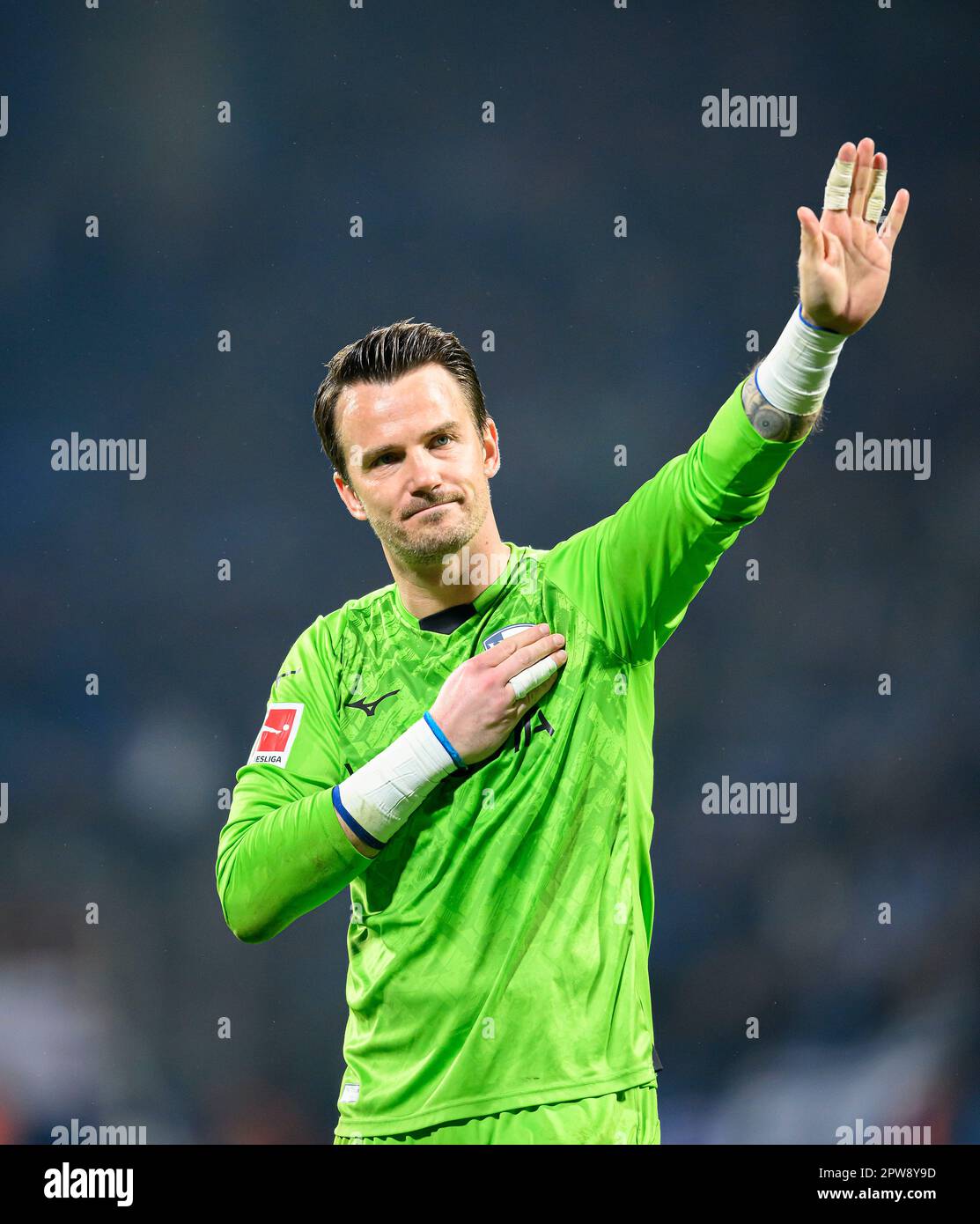 Goalwart Manuel RIEMANN (BO) auf der Ehrenrunde, legt seine Hand auf ...