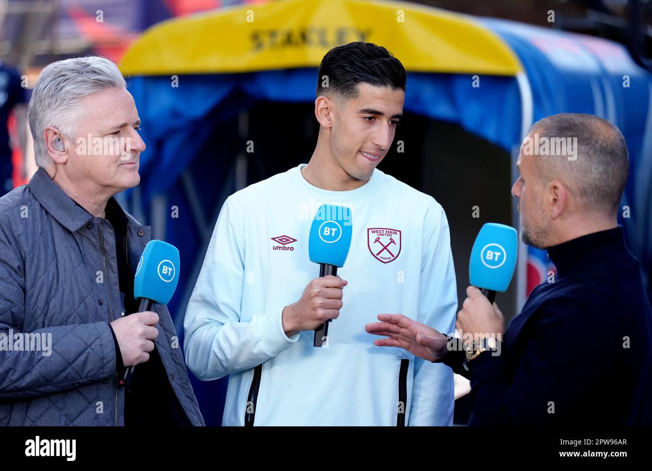 Nayef Aguerd (Zentrum) von West Ham United wird vor dem Premier League ...
