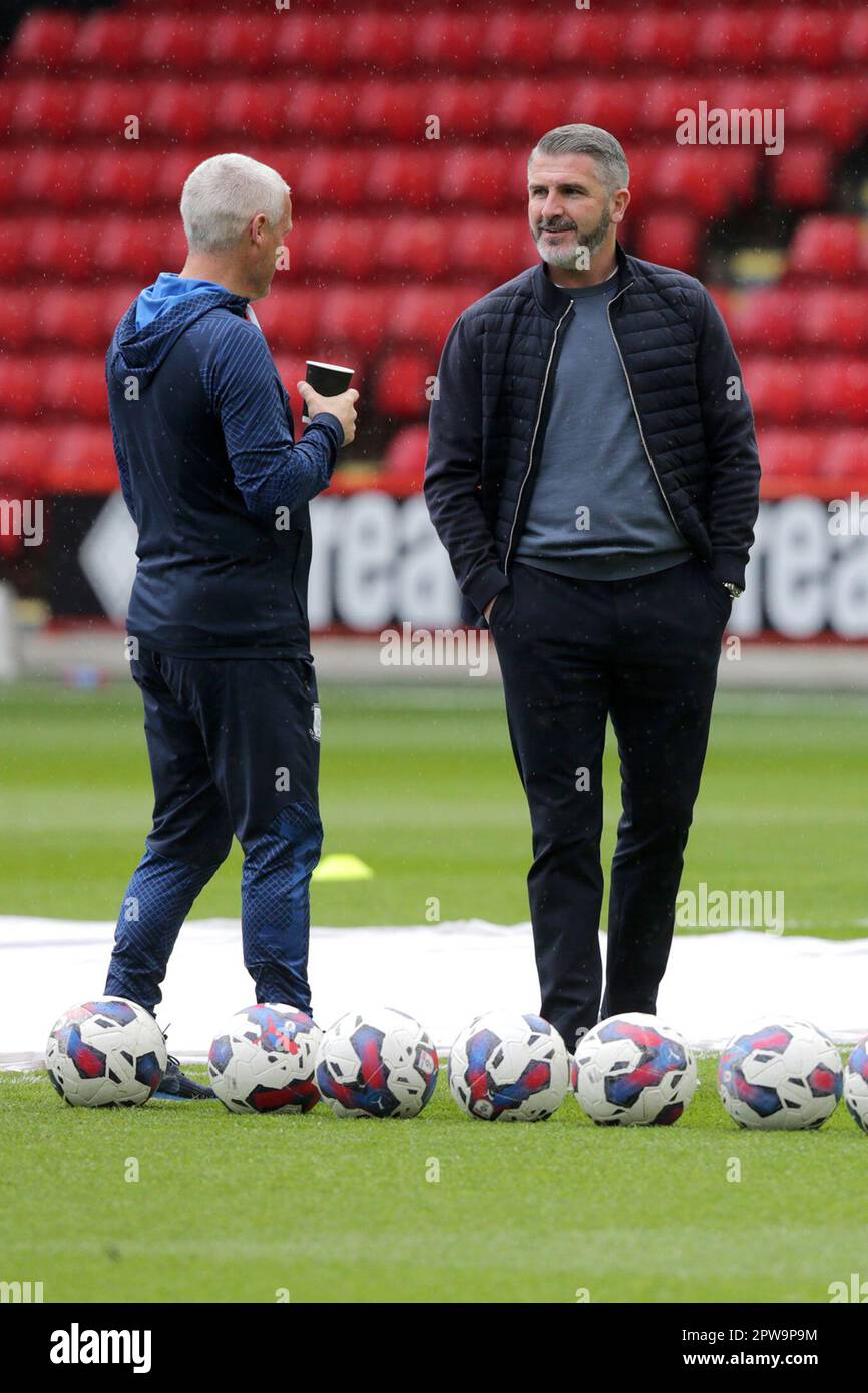 Preston North End-Manager Ryan Lowe (rechts) auf dem Spielfeld vor dem ...