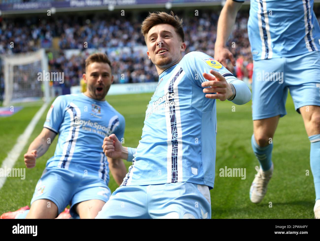 Josh Eccles (Zentrum) in Coventry City feiert das erste Tor des Spiels ...