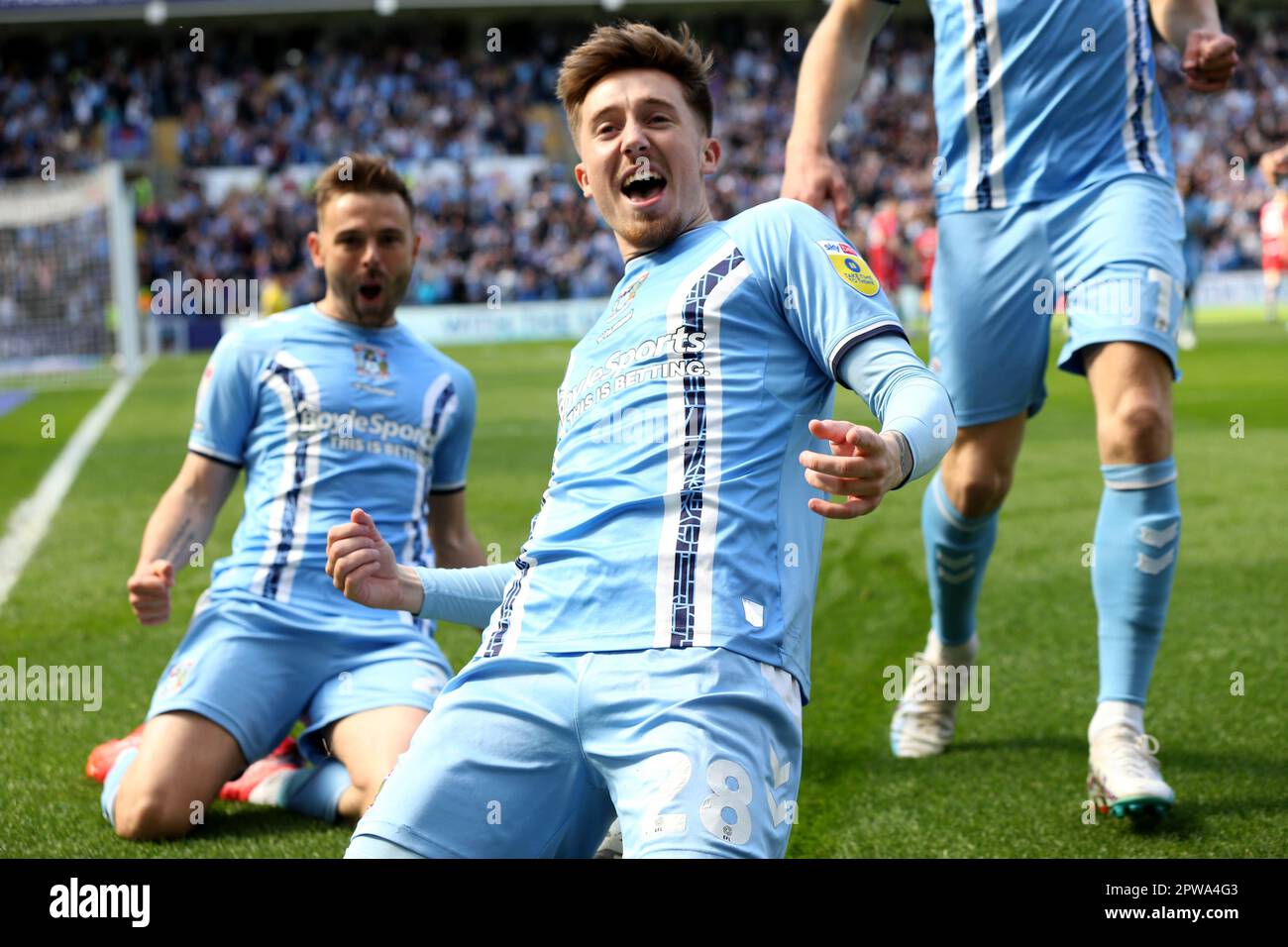 Josh Eccles (Zentrum) in Coventry City feiert das erste Tor des Spiels ...