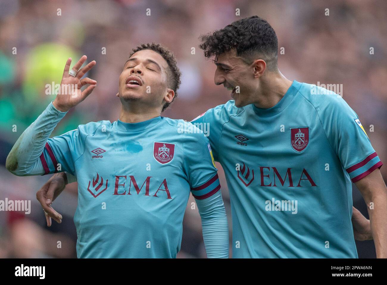 Manuel Benson #17 von Burnley feiert sein Tor mit Teamkollegen während ...