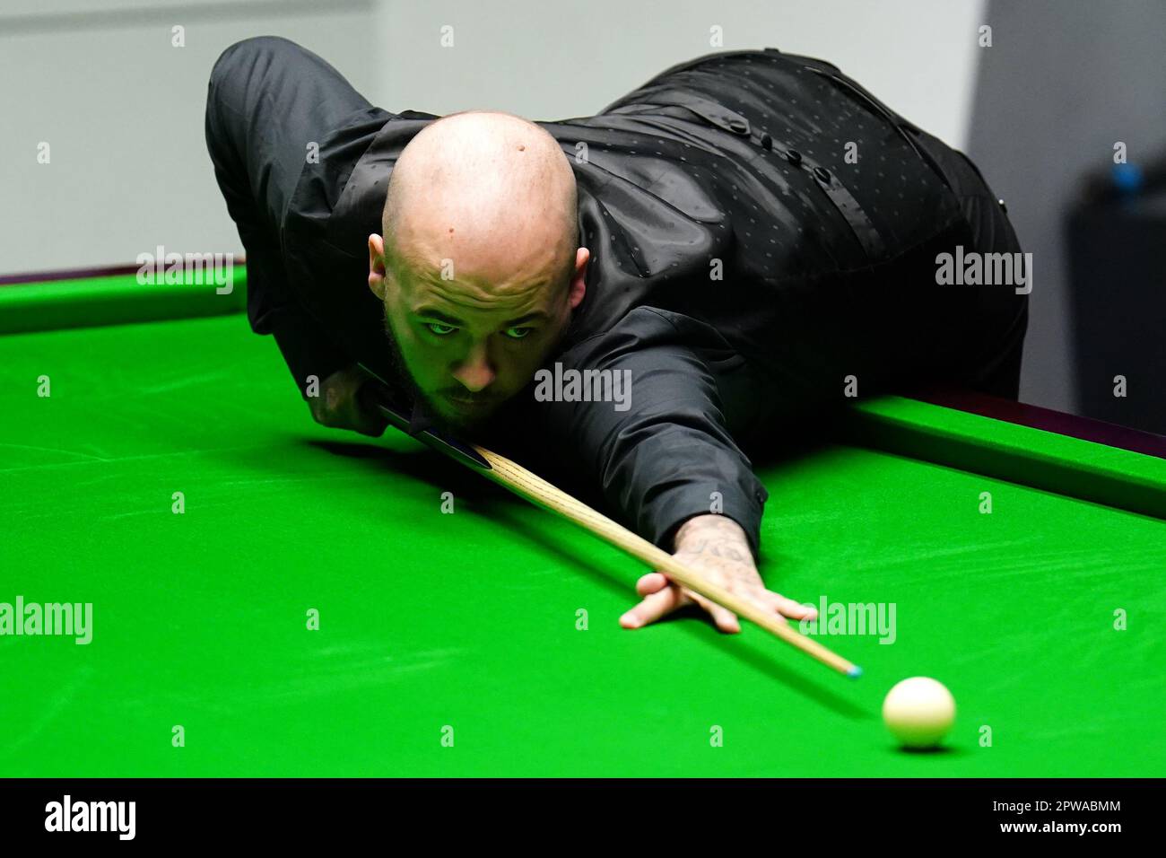 Luca Brecel in Aktion gegen Si Jiahui (nicht abgebildet) am 15. Tag der ...