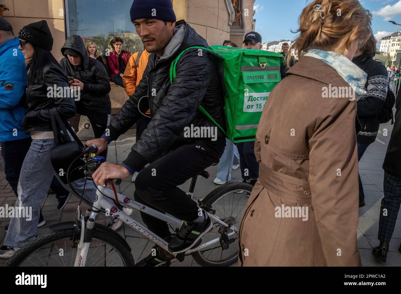 Moskau, Russland. 29. April 2023. Die Leute gehen entlang der Arbat ...