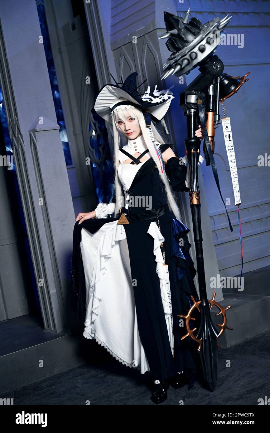 SHANGHAI, CHINA - 29. APRIL 2023 - Coser Specter beim mobilen Spiel ...