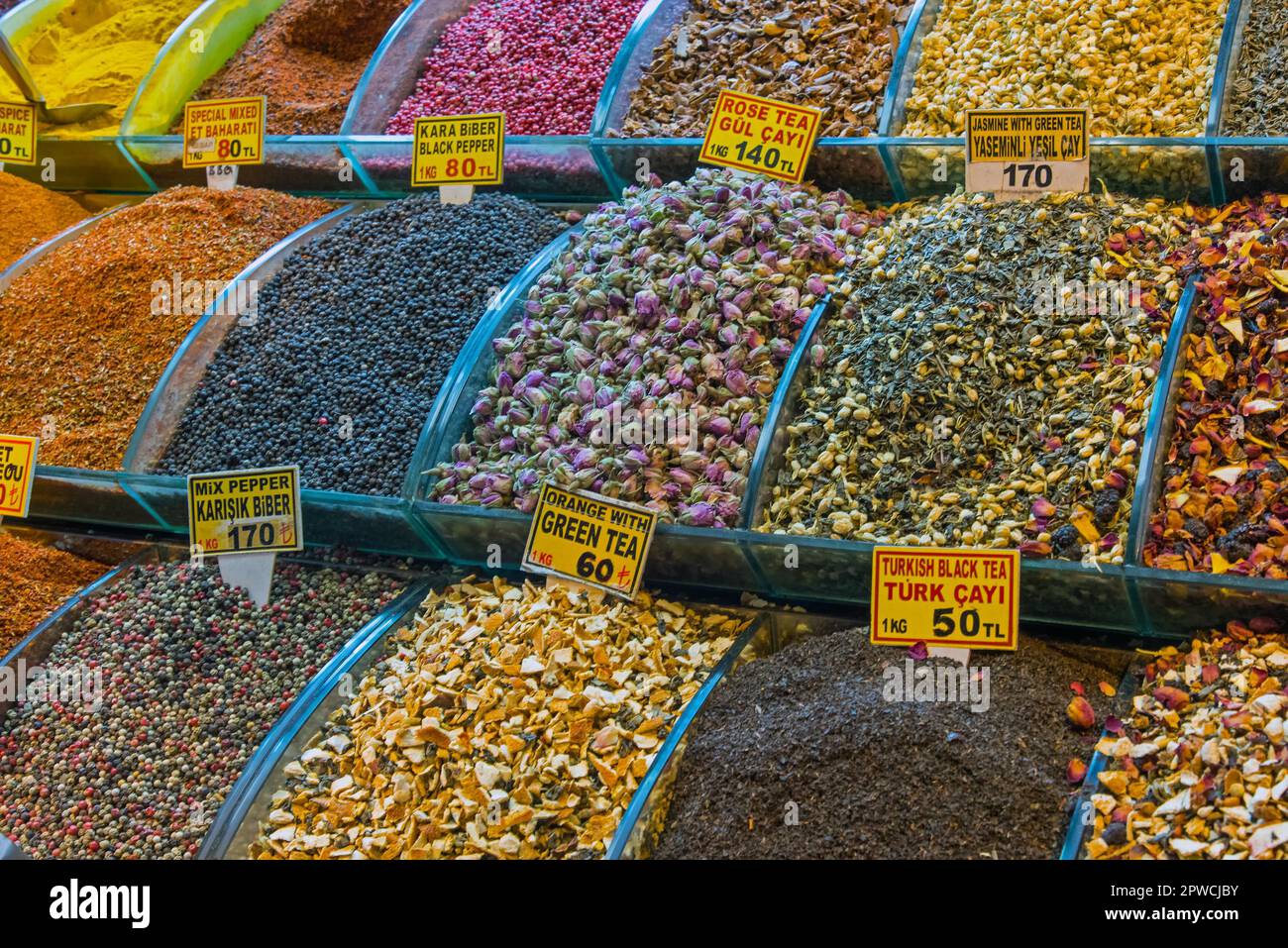 Tee und Gewürze auf dem Gewürzmarkt in Istanbul Stockfotografie - Alamy