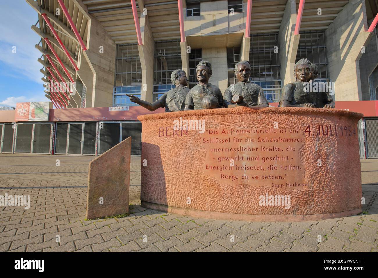 Skulptur und Denkmal der Fußballweltmeisterschaft 1954, Wunder von Bern ...