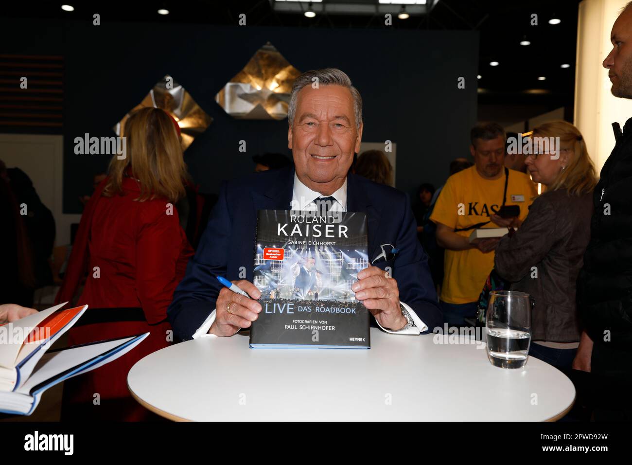 Roland Kaiser bei der Signierstunde 'Live - das Roadbook' am Messestand ...