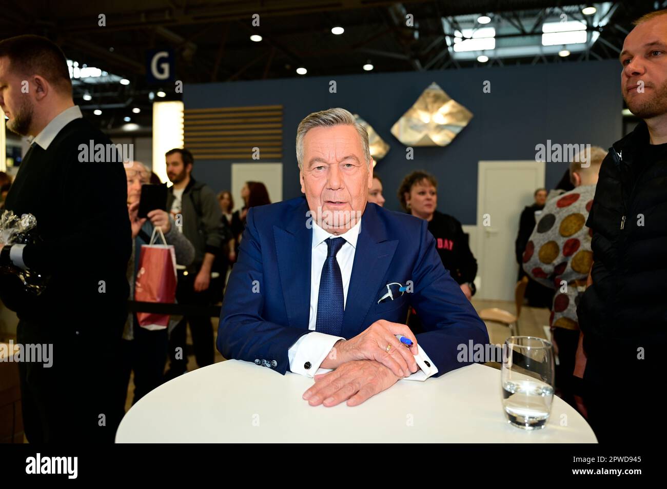 Roland Kaiser bei der Signierstunde 'Live - das Roadbook' am Messestand ...