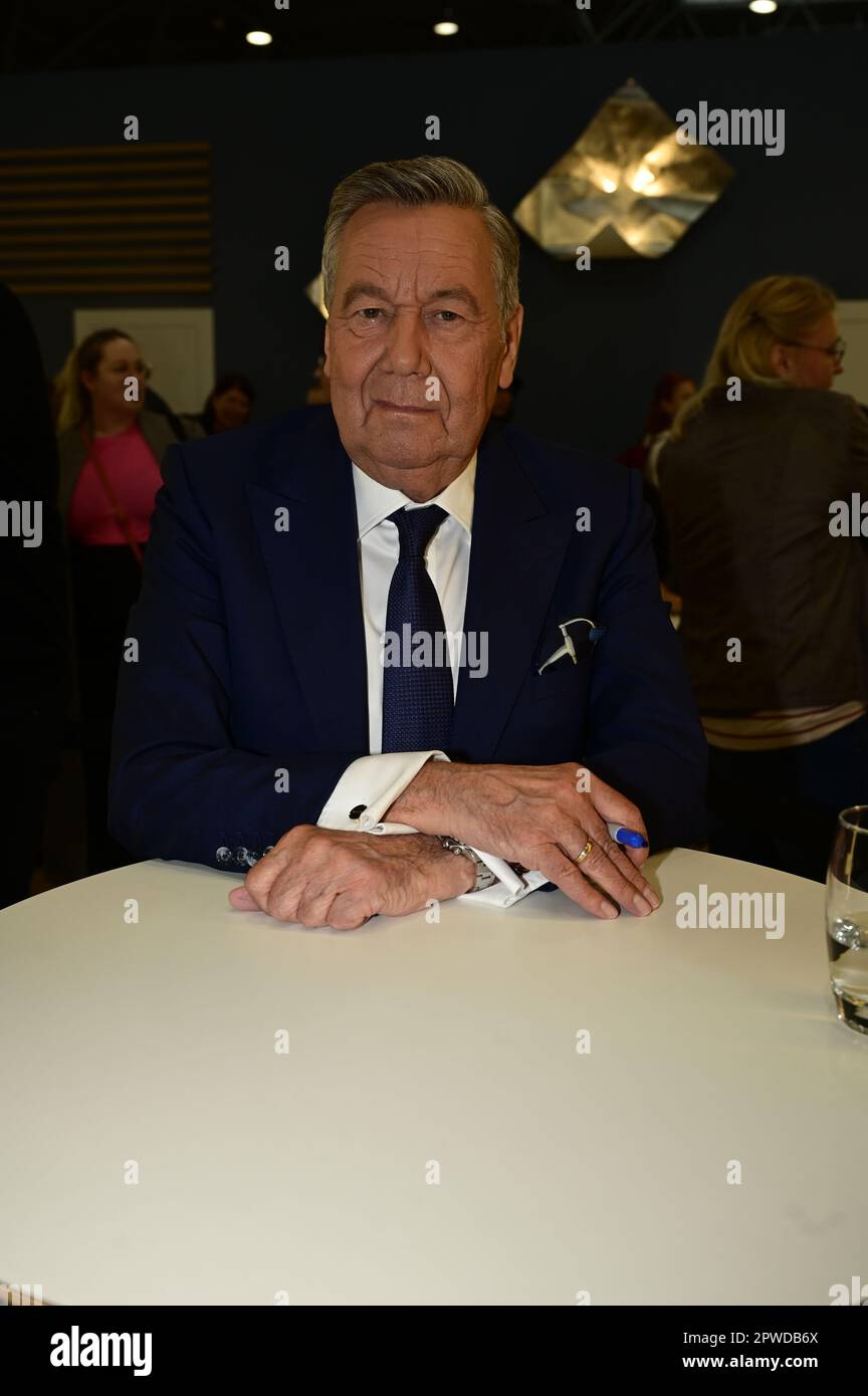 Roland Kaiser bei der Signierstunde 'Live - das Roadbook' am Messestand ...