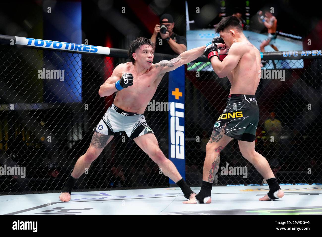 LAS VEGAS, NV - 29. April: (L-R) Ricky Simon schlägt Song Yadong in einem Bantamweight-Kampf im ...