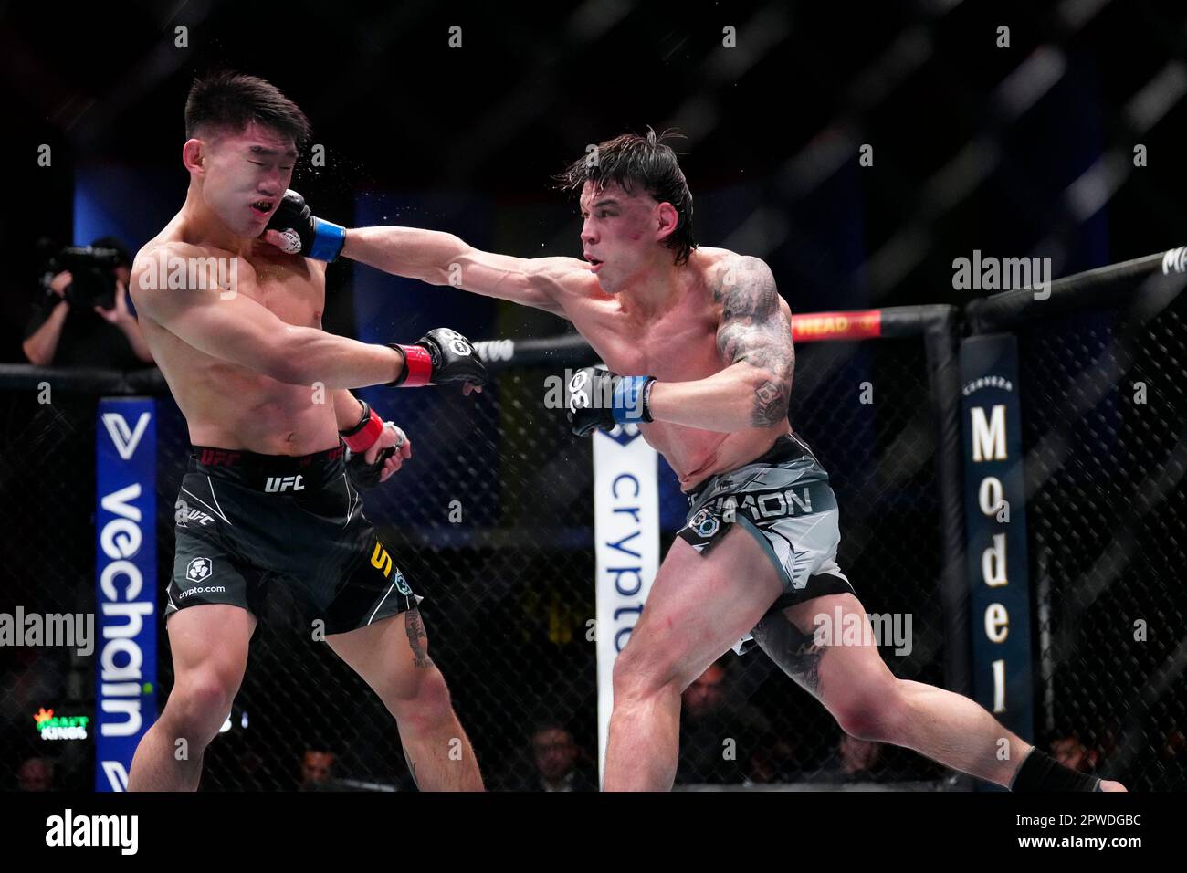 LAS VEGAS, NV - 29. April: (R-L) Ricky Simon schlägt Song Yadong in ...