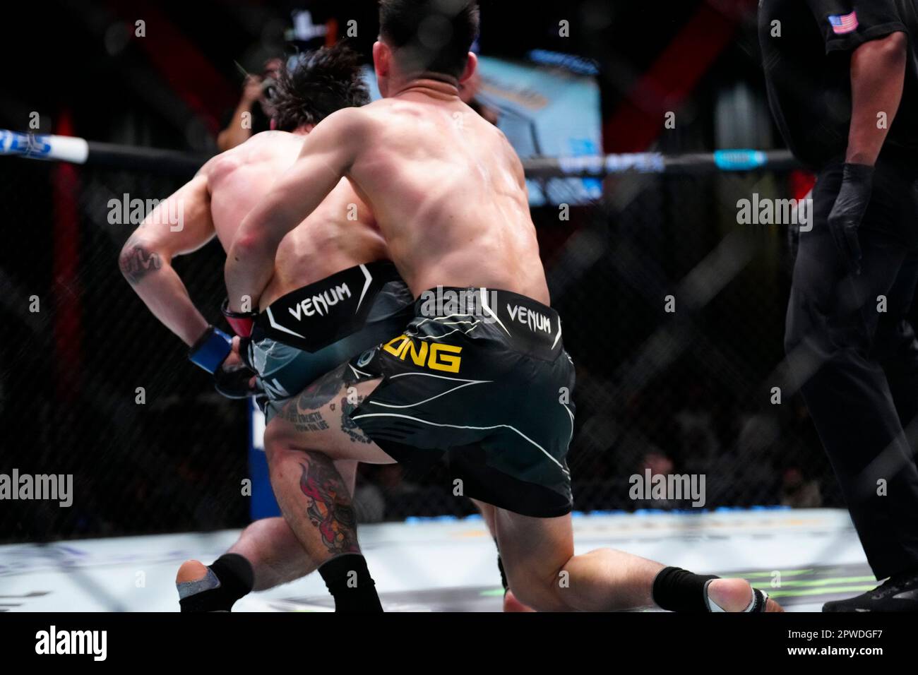 LAS VEGAS, NV - 29. April: Song Yadong und Ricky Simon kämpfen am UFC ...