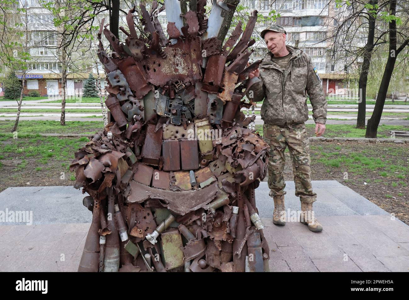 Ein ukrainischer Soldat sieht den Eisernen Thron des Ostens im Zentrum von Zaporischschien. Der ...