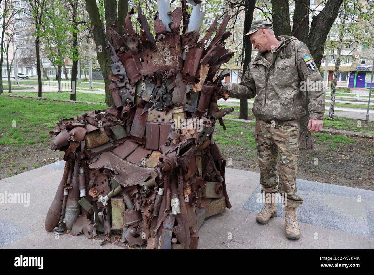 15. April 2023, Zaporischschien, Ukraine: Ein ukrainischer Soldat wird gesehen, der den Eisernen ...