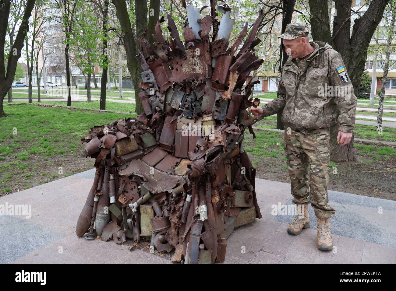 15. April 2023, Zaporischschien, Ukraine: Ein ukrainischer Soldat wird gesehen, der den Eisernen ...