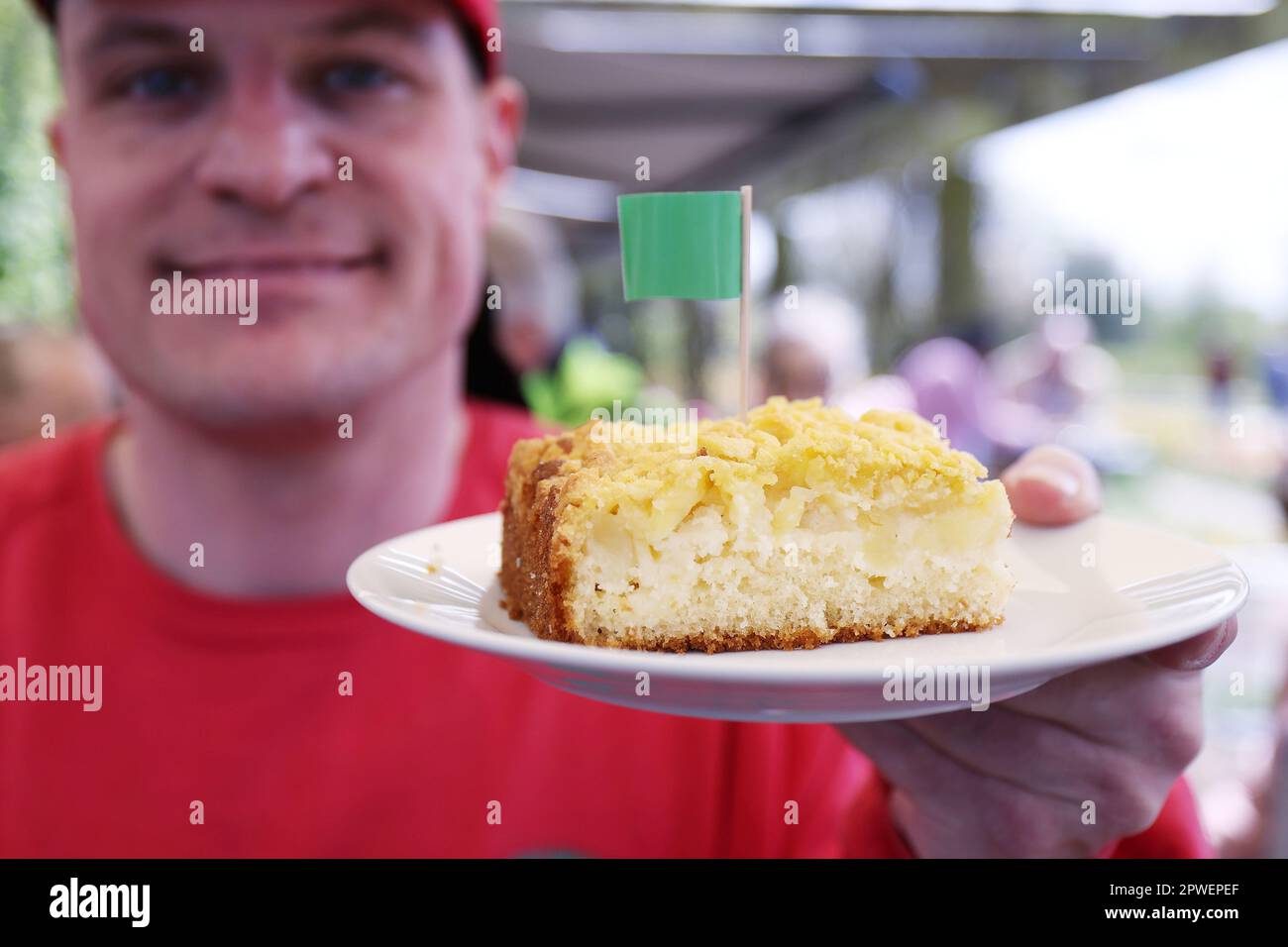 30. April 2023, Nordrhein-Westfalen, Solingen: Im Botanischen Garten von Solingen steht Matthias ...