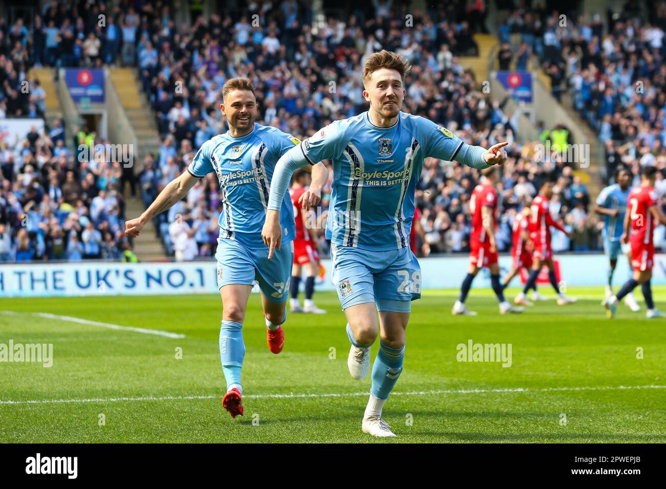 Josh Eccles (rechts) in Coventry City feiert das erste Tor seiner Seite ...