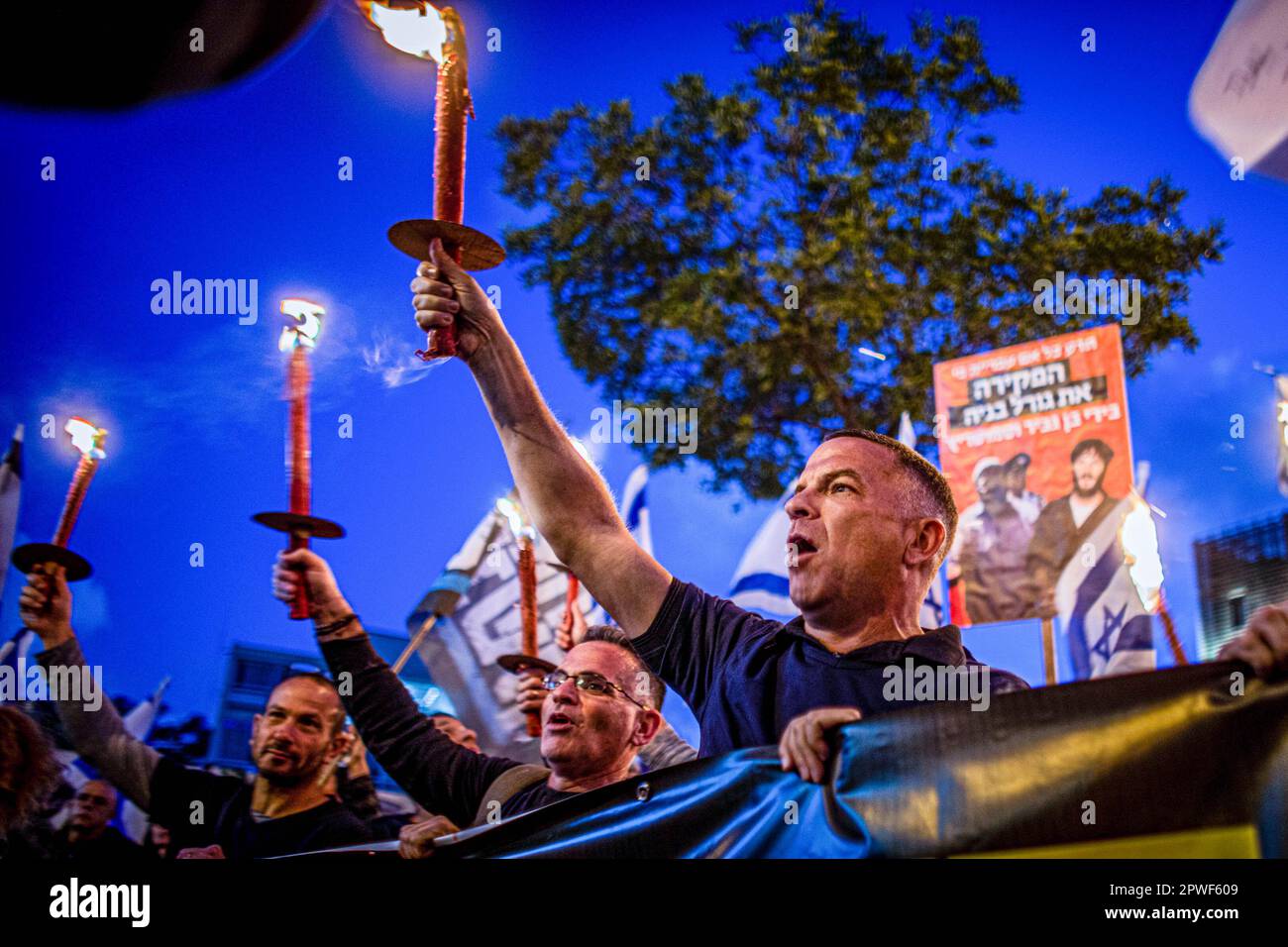 Tel Aviv, Israel. 29. April 2023. Israelische Reservekräfte halten Fackeln, während sie während ...