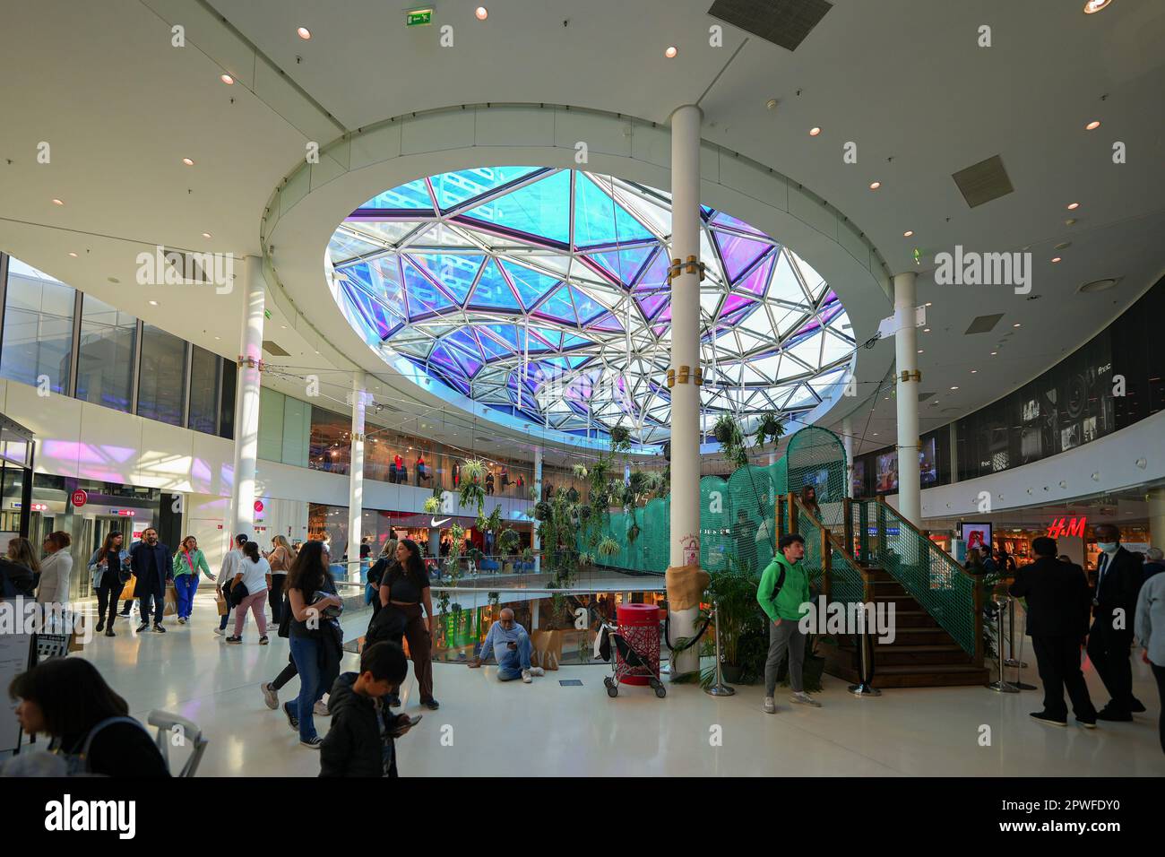 Paris, Frankreich - 9. April 2023 : Glasrosette an der Decke des ...