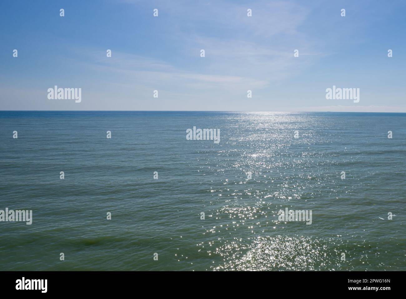 Detail eines Sonnenlichts, das im glitzernden Meer reflektiert wird ...