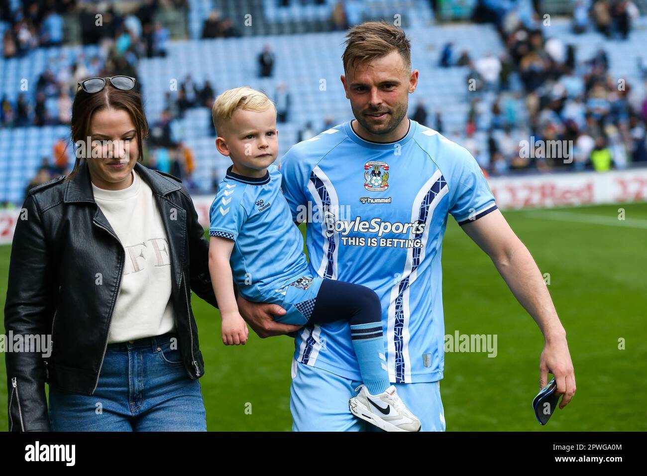 Matthew Godden aus Coventry City und seine Familie sind am Ende des Sky ...