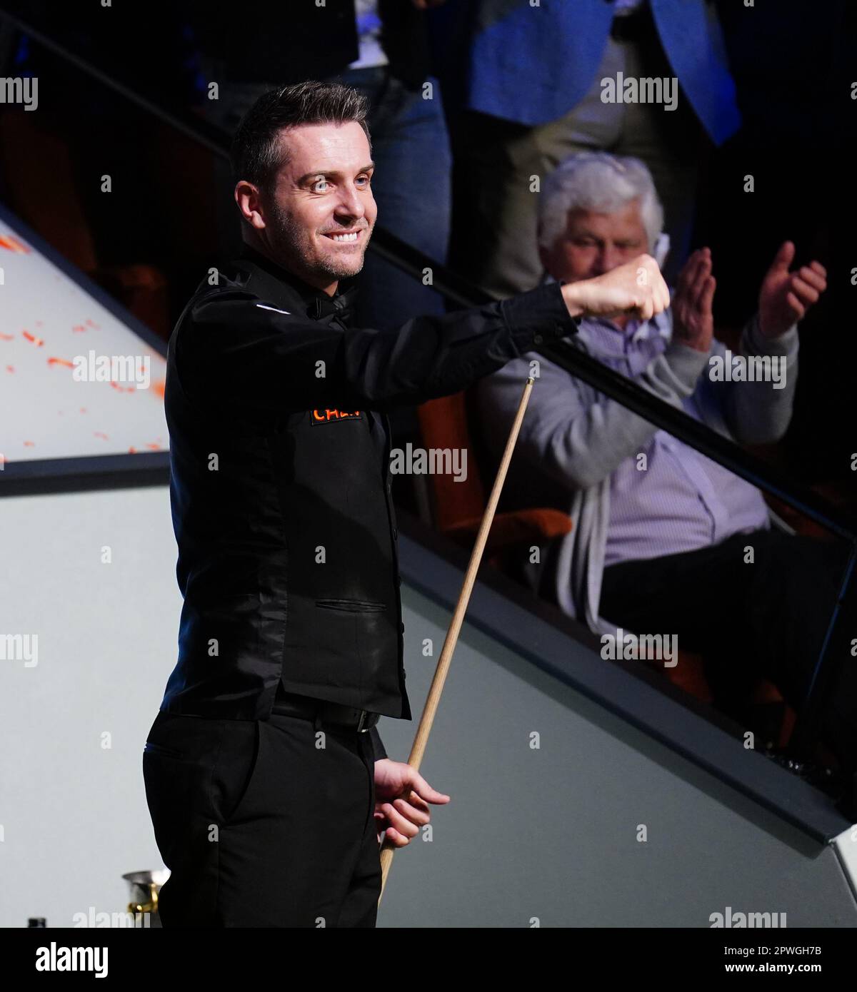 Mark Selby reagiert, nachdem er im Finale am sechzehnten Tag der Cazoo ...