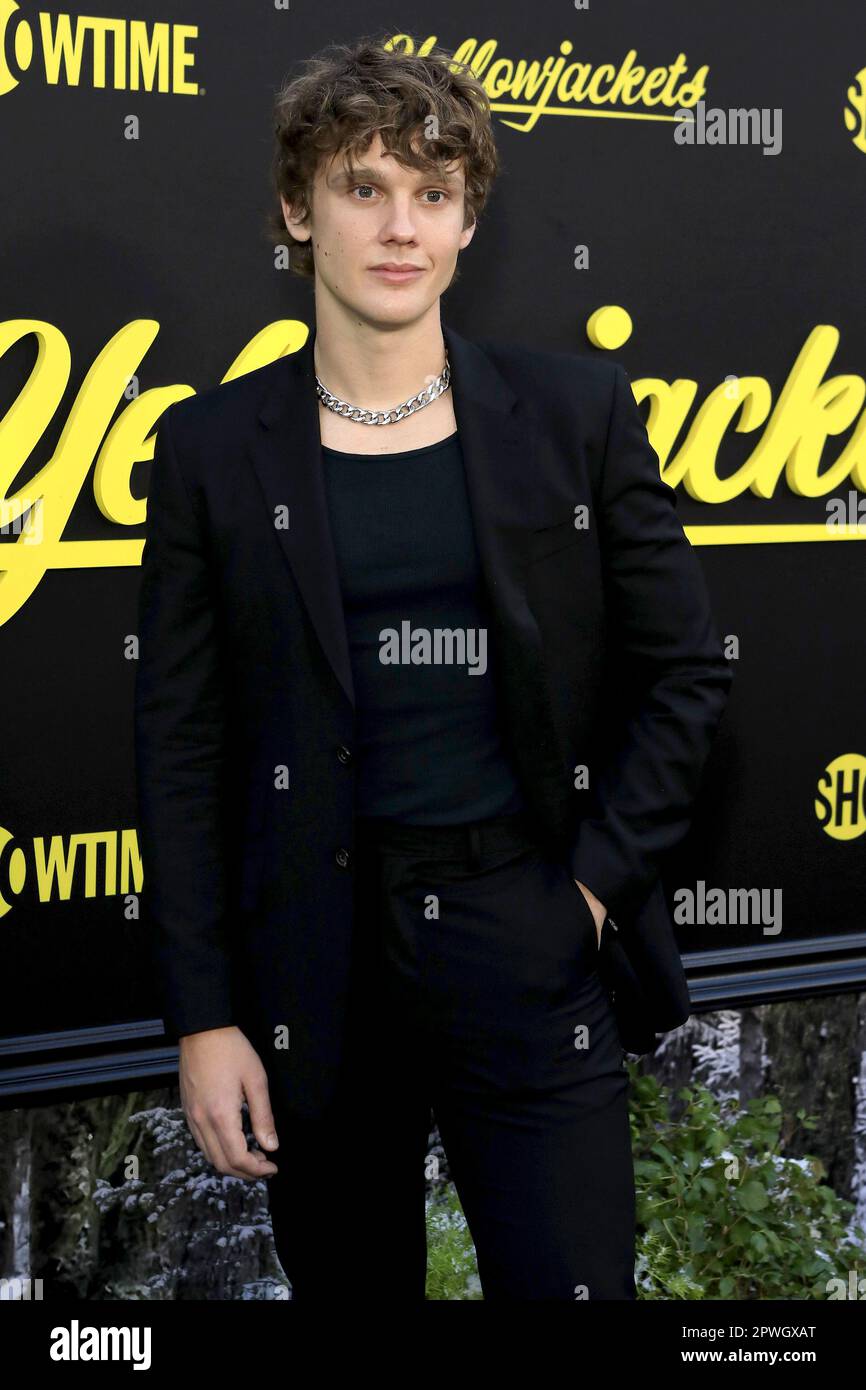 Yellowjackets Season Two Premiere im TCL Chinese Theater IMAX am 22 ...