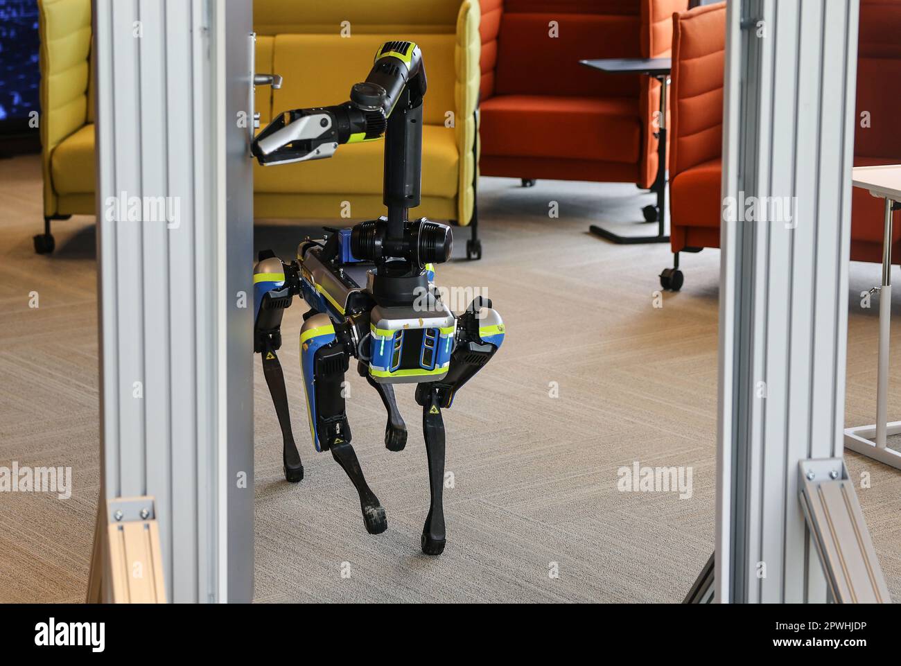 Duisburg, Deutschland. 24. April 2023. Ein Polizeiroboterhund öffnet ...