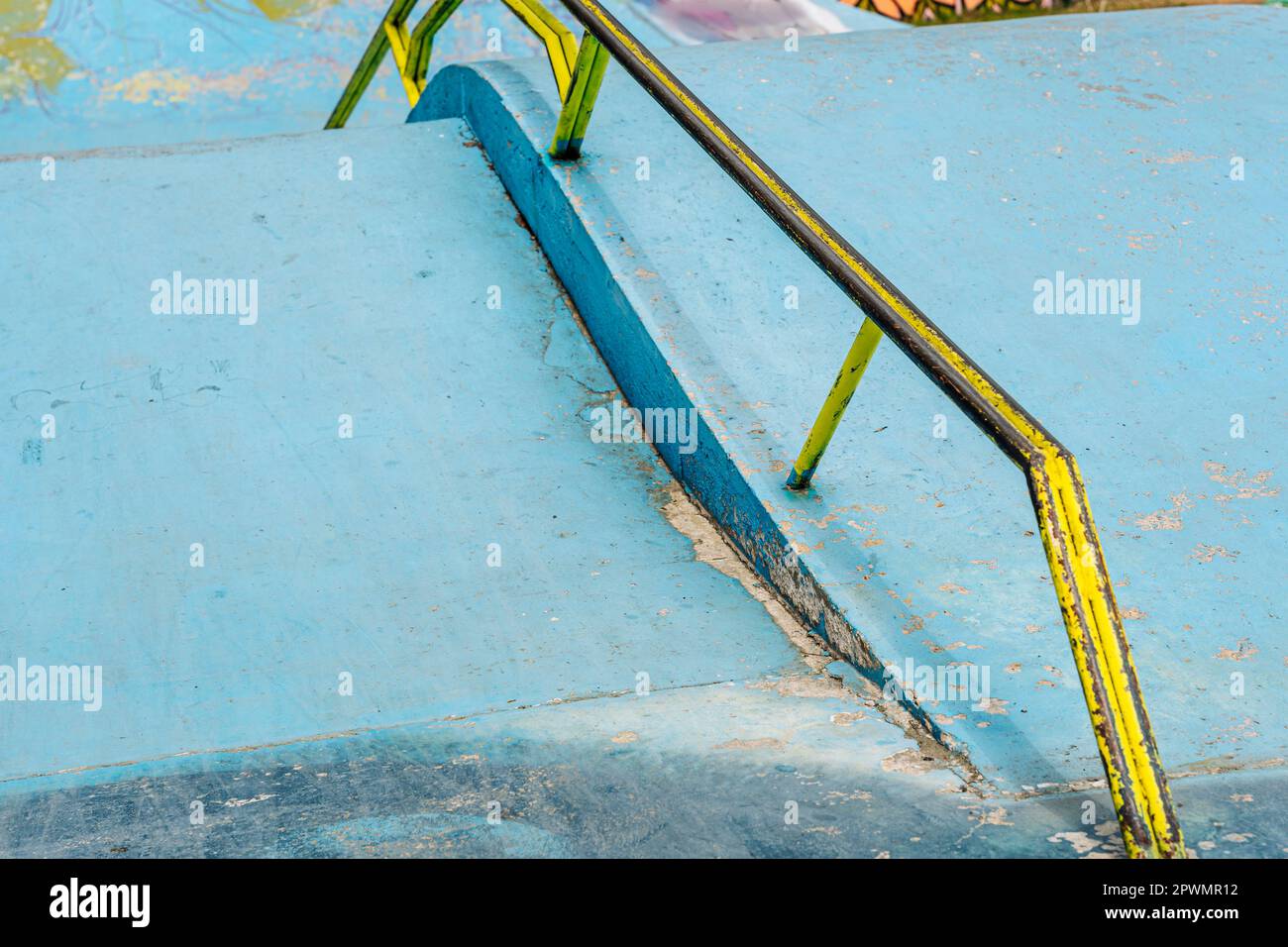 Eine Rampe mit einer eisernen Rampe zum Springen in einem Skatepark ...