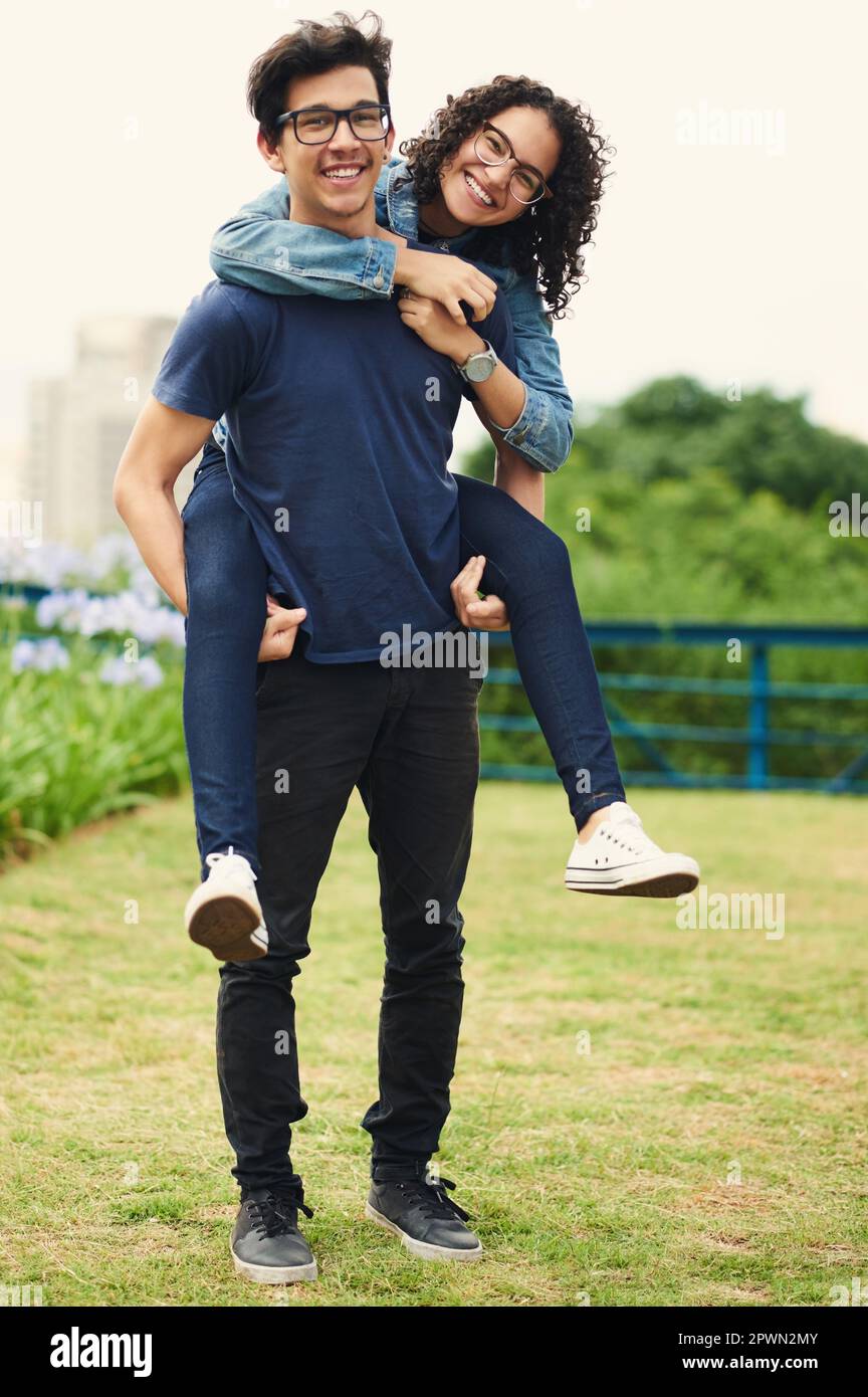 Wir sind jung, deshalb sind wir verspielt in der Liebe. Ein Teenager, das draußen von ihrem ...