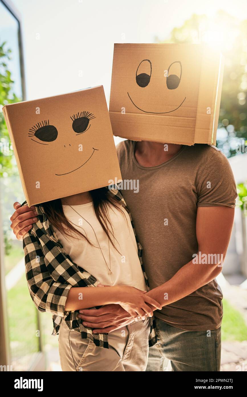 Lerne die Smileys kennen. Ein Paar, das Kisten mit Smiley-Gesichtern ...