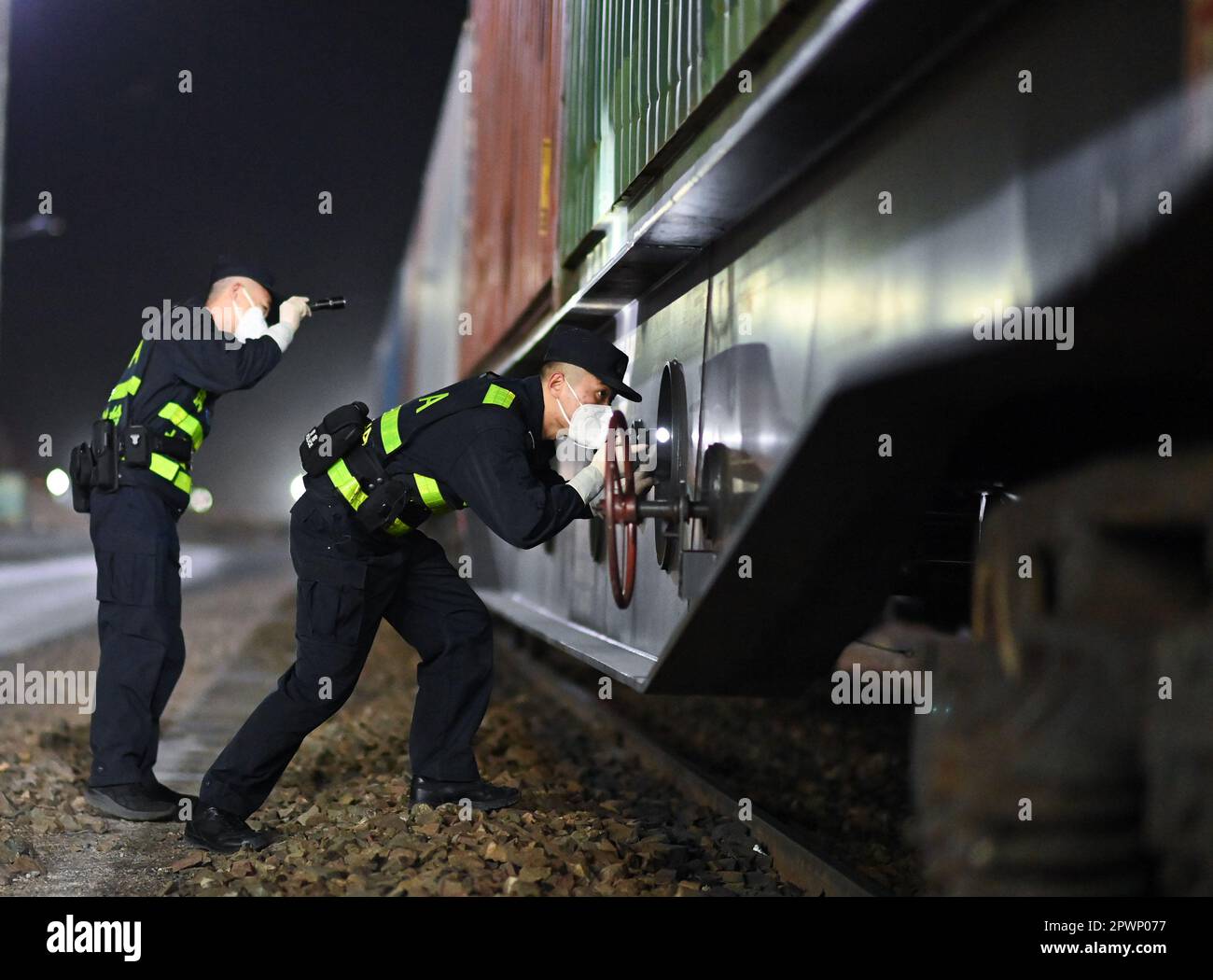 (230501) -- ALATAW PASS, 1. Mai 2023 (Xinhua) -- Cui Hongwu (R) und ...