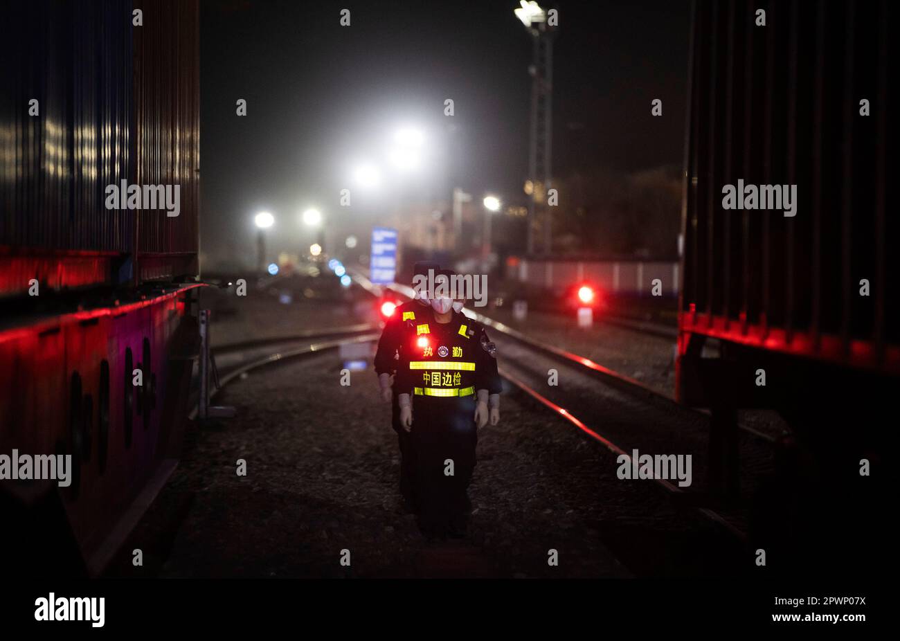 (230501) -- ALATAW PASS, 1. Mai 2023 (Xinhua) -- Cui Hongwu (Front) und ...