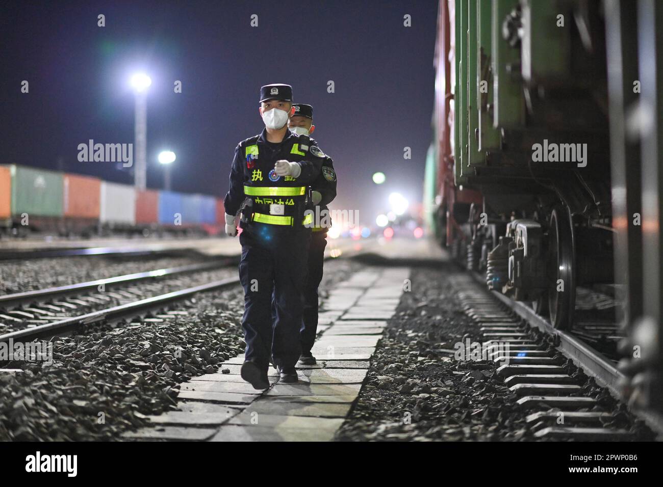 (230501) -- ALATAW PASS, 1. Mai 2023 (Xinhua) -- Cui Hongwu (Front) und ...