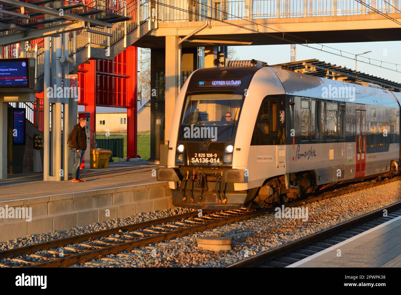 Danzig, Polen - 30. April 2023: Pommerische Metropolitanbahn in Danzig ...