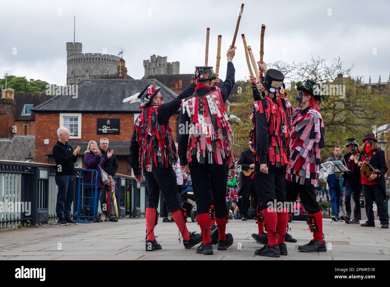 Windsor, Großbritannien. 1. Mai 2023. Morris-Tänzer von der Datchet ...