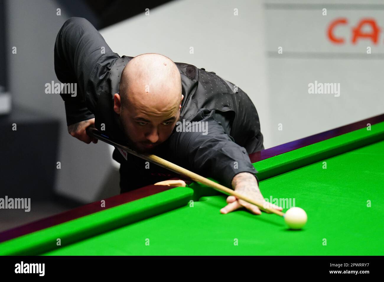 Luca Brecel in Aktion gegen Mark Selby (nicht abgebildet) während des ...