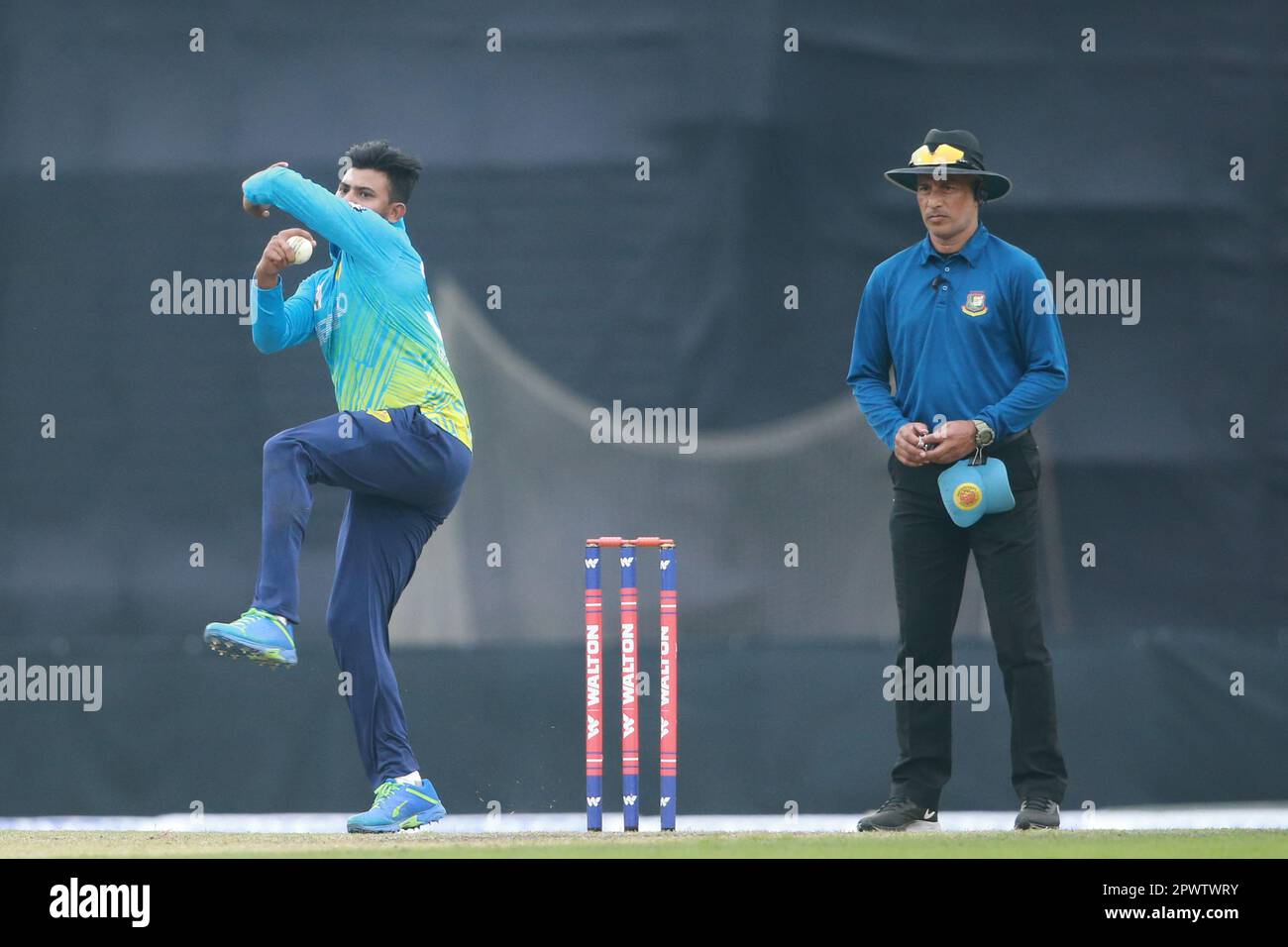 Abahani Ltd. Captain Mosaddek Hossain Bowl während des Dhaka Premier Division Cricket League ...