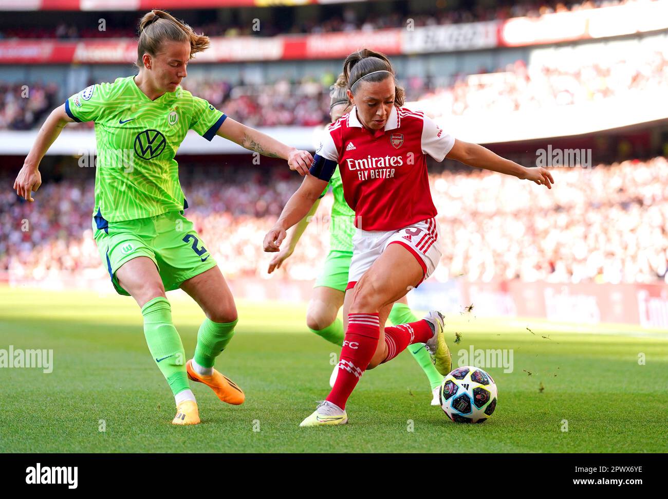 Arsenals Katie McCabe (rechts) und Lynn Wilms von VfL Wolfsburg kämpfen ...