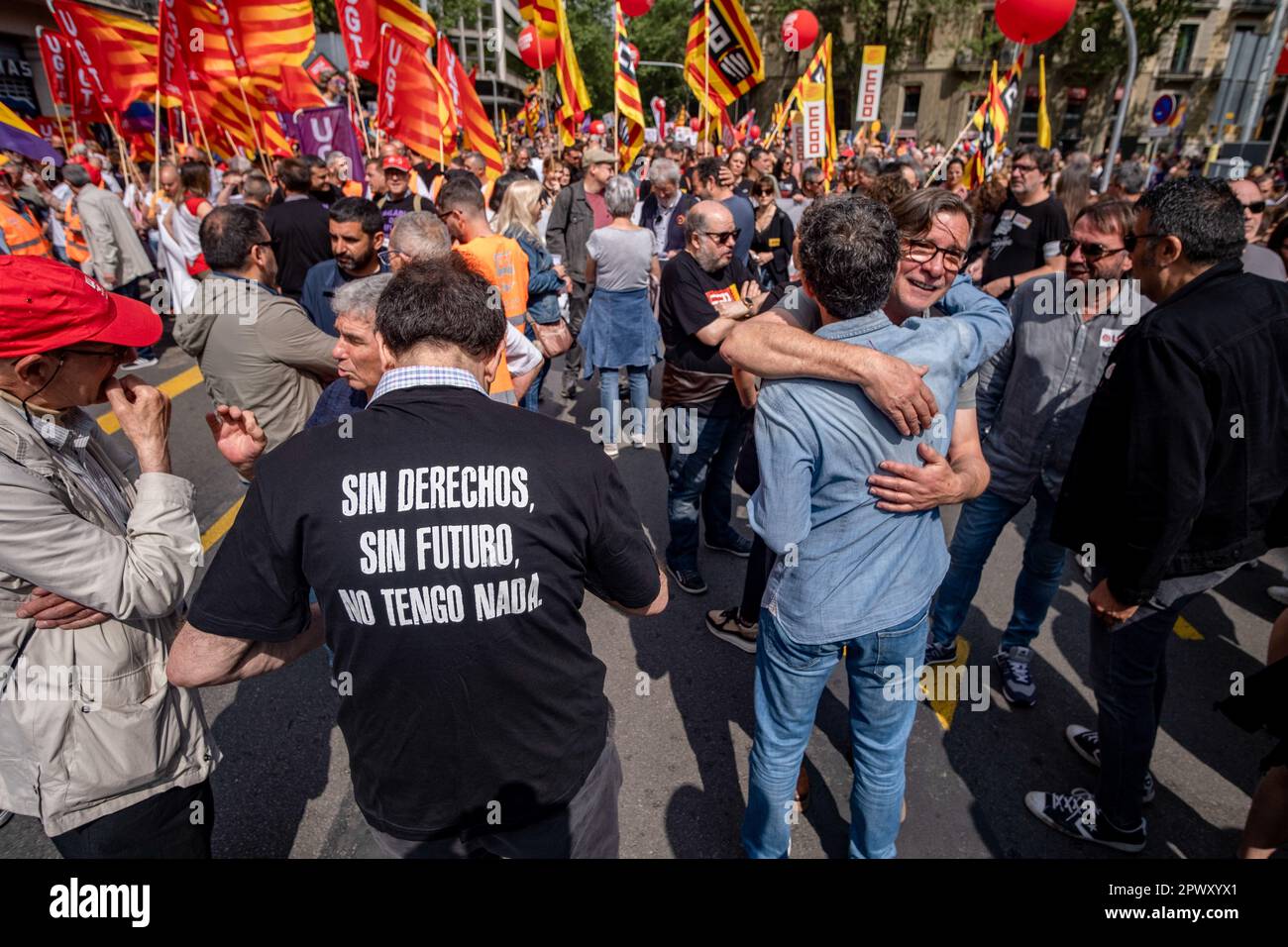 Barcelona, Spanien. 01. Mai 2023. Während der Demonstration wird ein ...